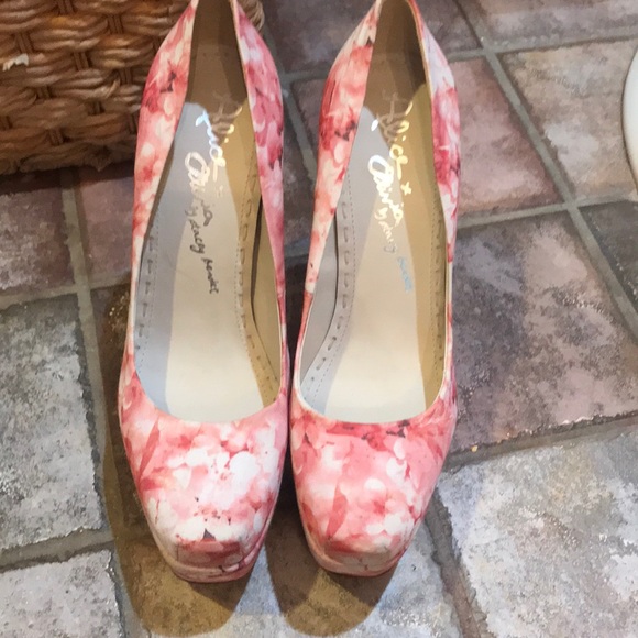 Alice + Olivia | Shoes | Alice And Olivia Floral Platform Pumps Size 8 ...